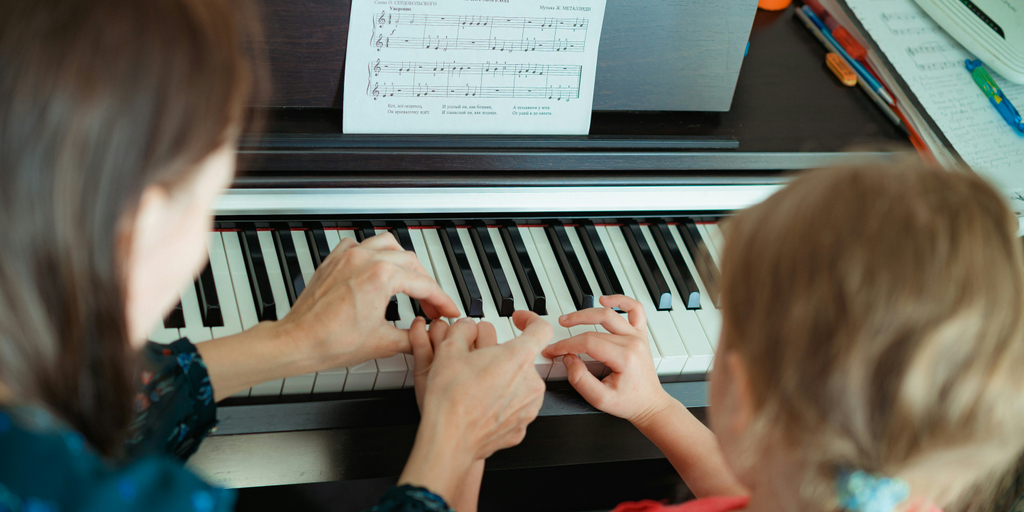 Занятия музыкой для ребенка в России могут превышать 5 тыс. руб. за урок